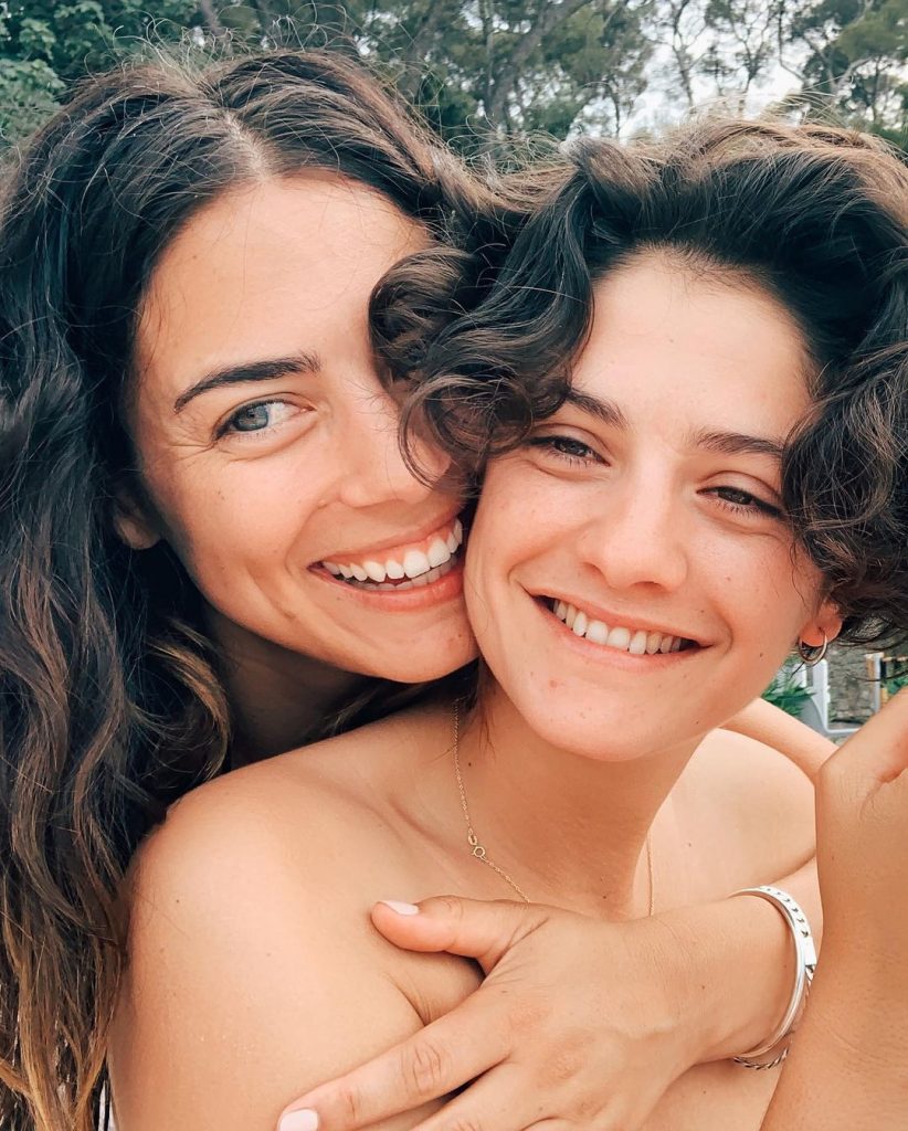 Lorenza Izzo celebra su amor con Sophie Tabet - Revista Velvet