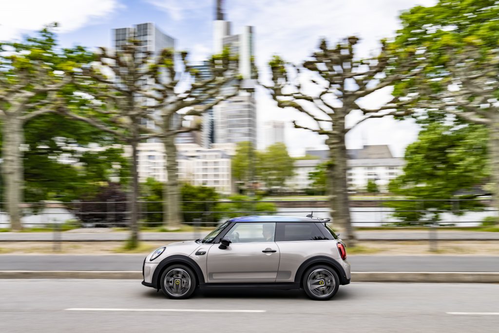 El MINI eléctrico se convirtió en el modelo más vendido - Revista Velvet