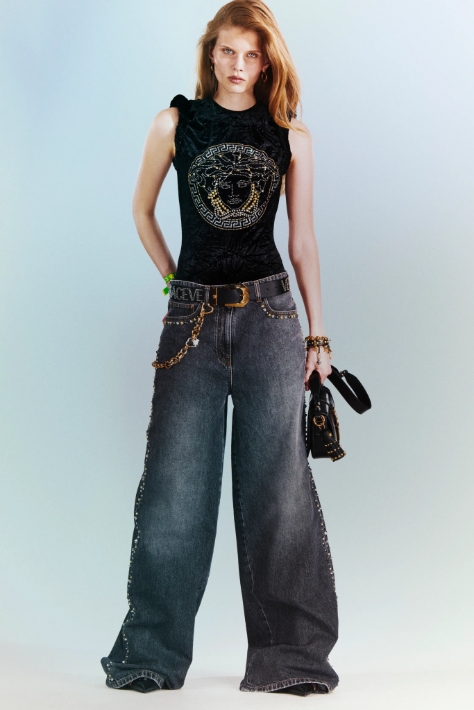 Versace confirma la tendencia de los baggy jeans con su nueva colección ...