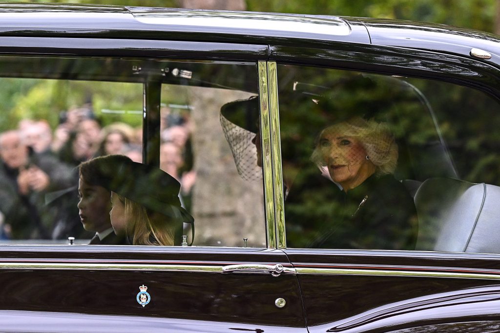 El tierno tributo de la princesa Charlotte a Isabel II en el día de su funeral - Revista Velvet