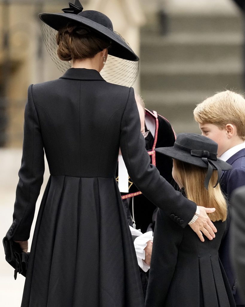 El tierno tributo de la princesa Charlotte a Isabel II en el día de su funeral - Revista Velvet