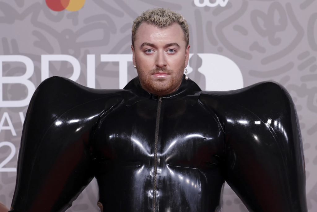 Explican el look de Sam Smith en los Brit Awards - Revista Velvet
