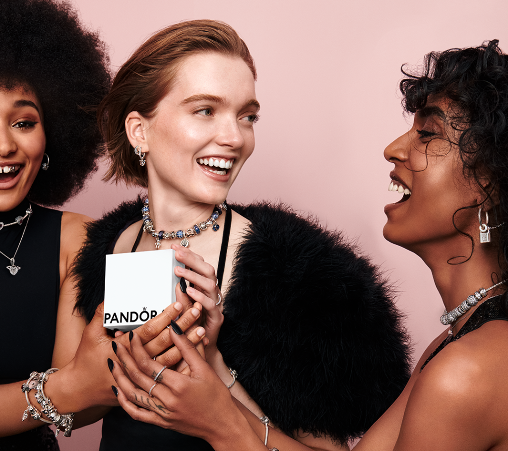 LOVES UNBOXED : ¿Conoces la campaña navideña de Pandora? - Revista Velvet