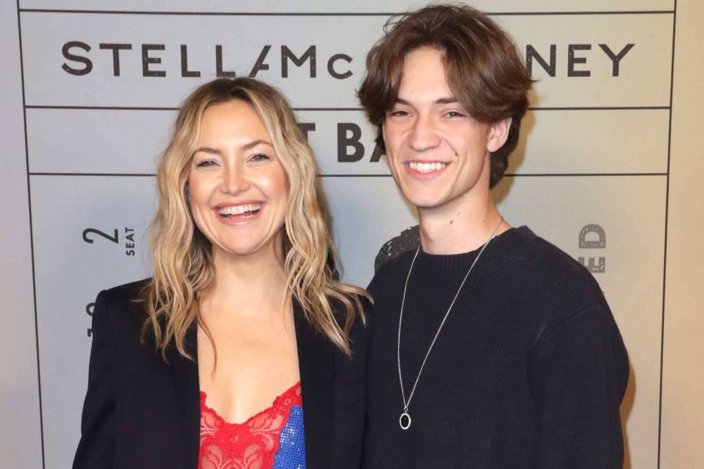 Kate Hudson se luce con su hijo de 20 años en desfile de moda