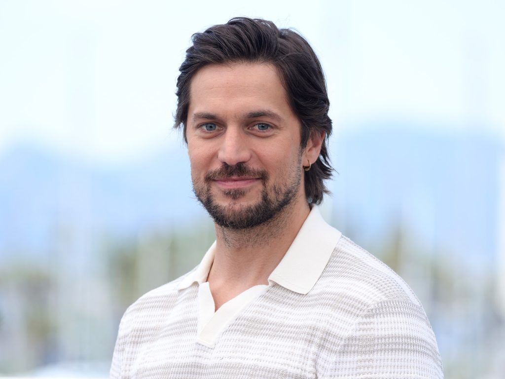 Hablamos con Lucas Bravo sobre el amor y su postre favorito - Revista ...